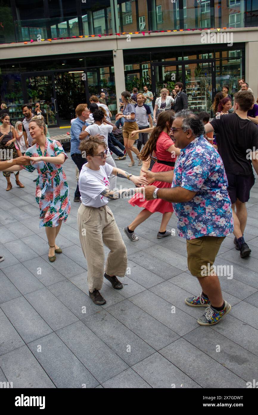Swing dancers in the street Stock Photo - Alamy