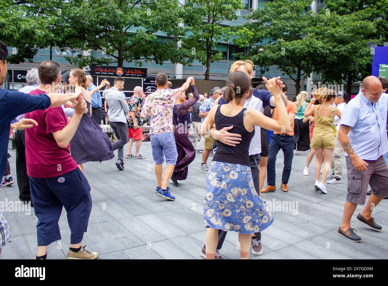 Swing dancers in the street Stock Photo - Alamy