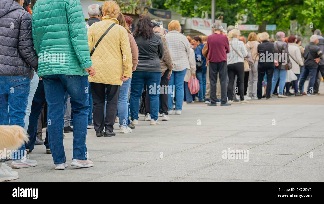 Long queue people street hi-res stock photography and images - Alamy