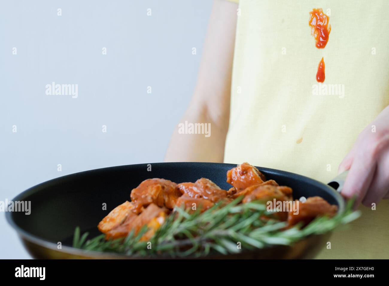 Spill tomato sauce on yellow clothes. Unrecognizable woman holding ...