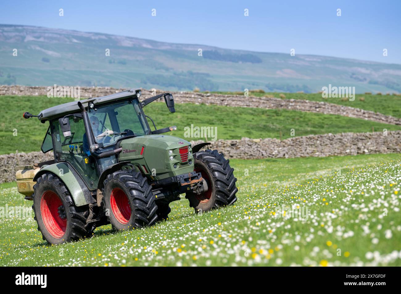 Tractor hay spreading machine hi-res stock photography and images - Alamy