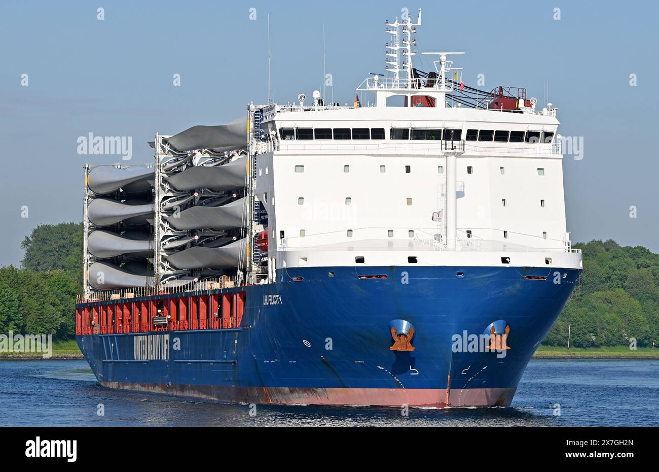 Heavy Lift Ship UHL FELICITY (F900 Ecolifter) passing the Kiel Canal ...