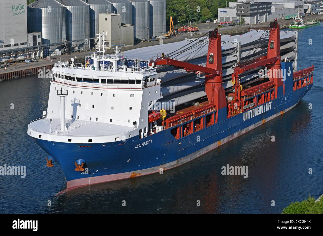 Heavy Lift Ship UHL FELICITY (F900 Ecolifter) passing the Kiel Canal ...