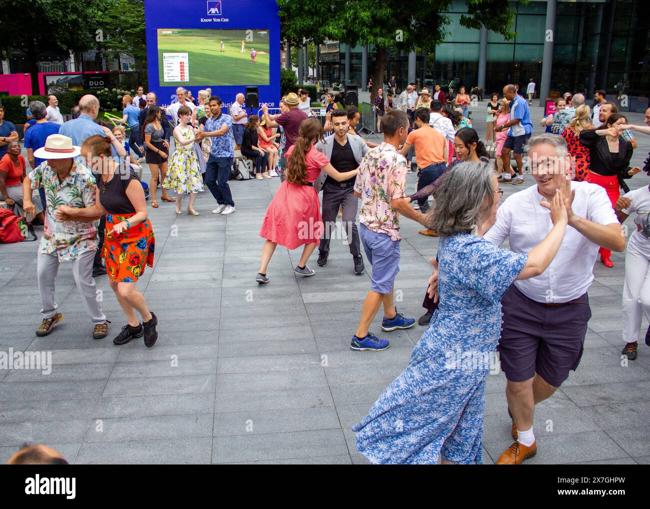 Swing dancers in the street Stock Photo - Alamy