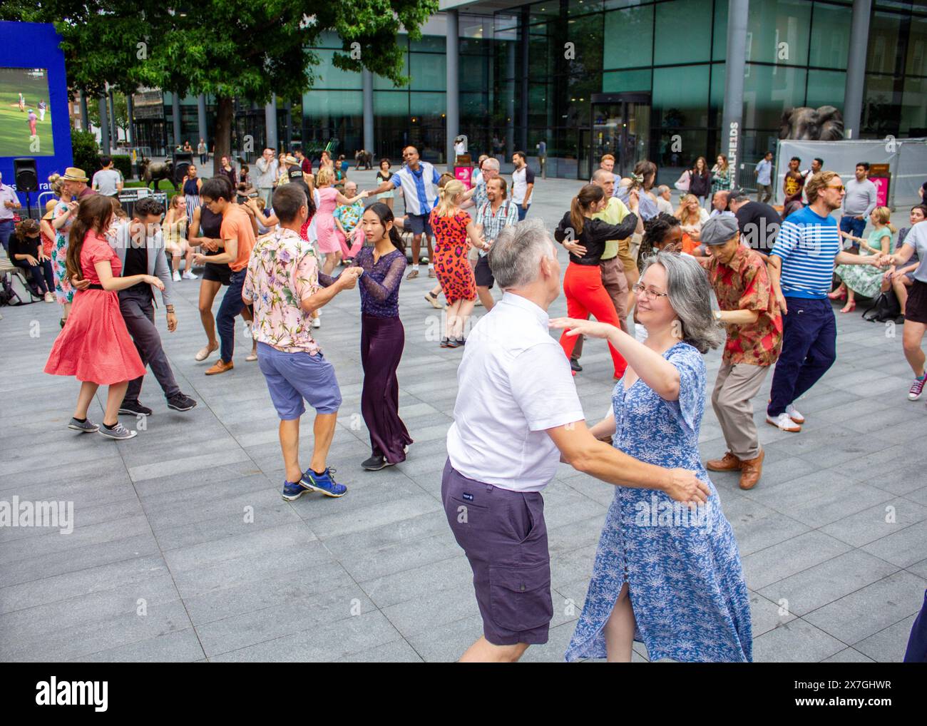 Swing dancers in the street Stock Photo - Alamy