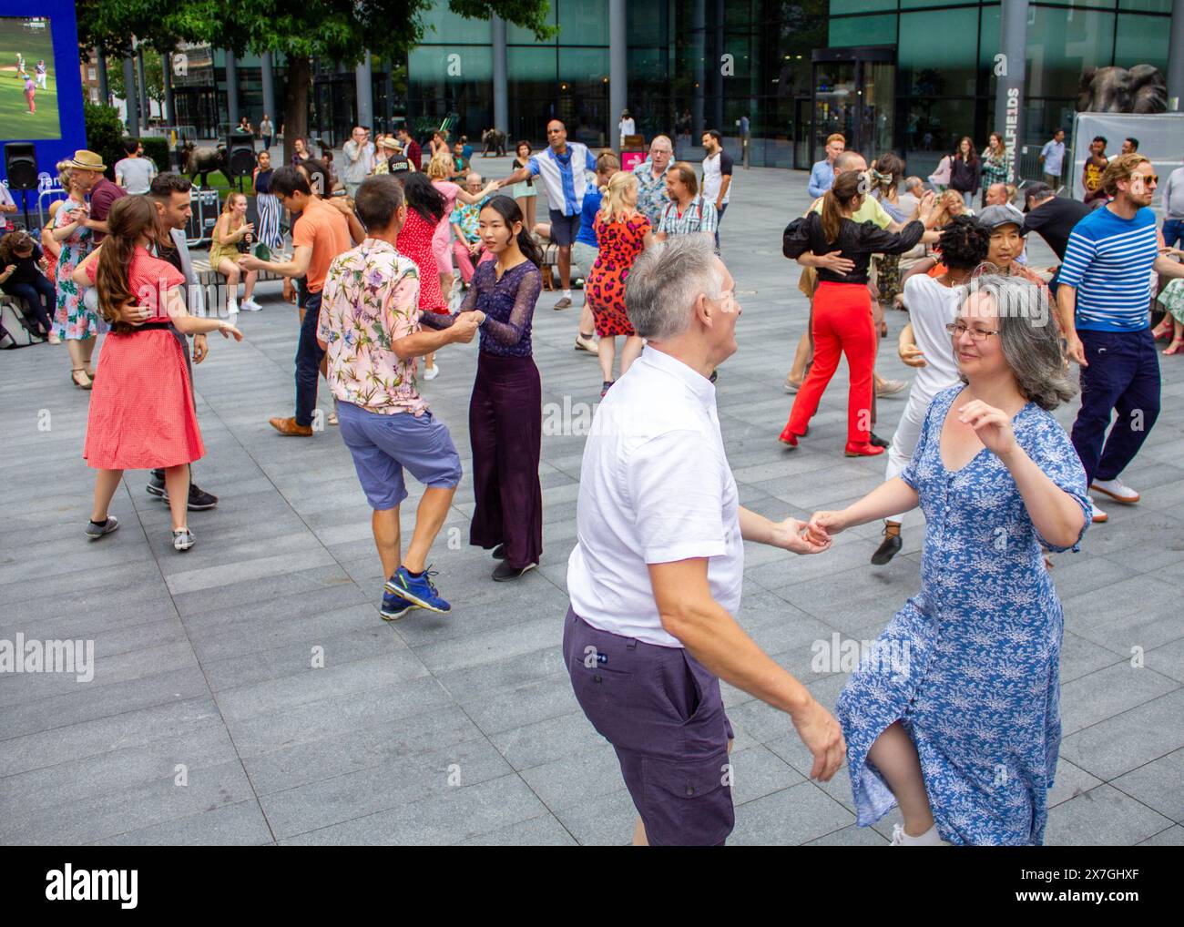 Swing dancers in the street Stock Photo - Alamy