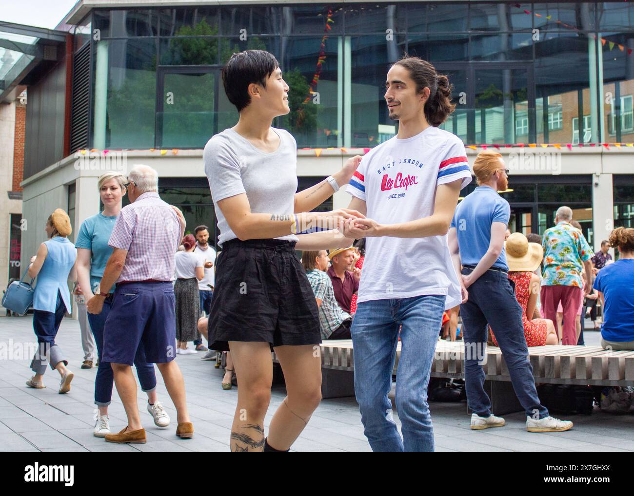 Swing dancers in the street Stock Photo - Alamy