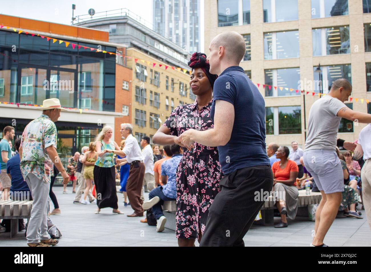 Swing dancers in the street Stock Photo - Alamy