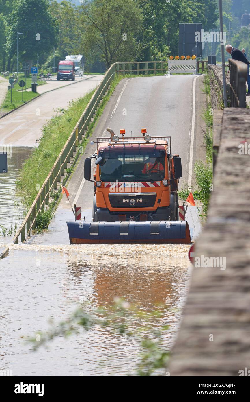 Kobern Gondorf, Germany. 20th May, 2024. A snow plow pushes flood mud ...