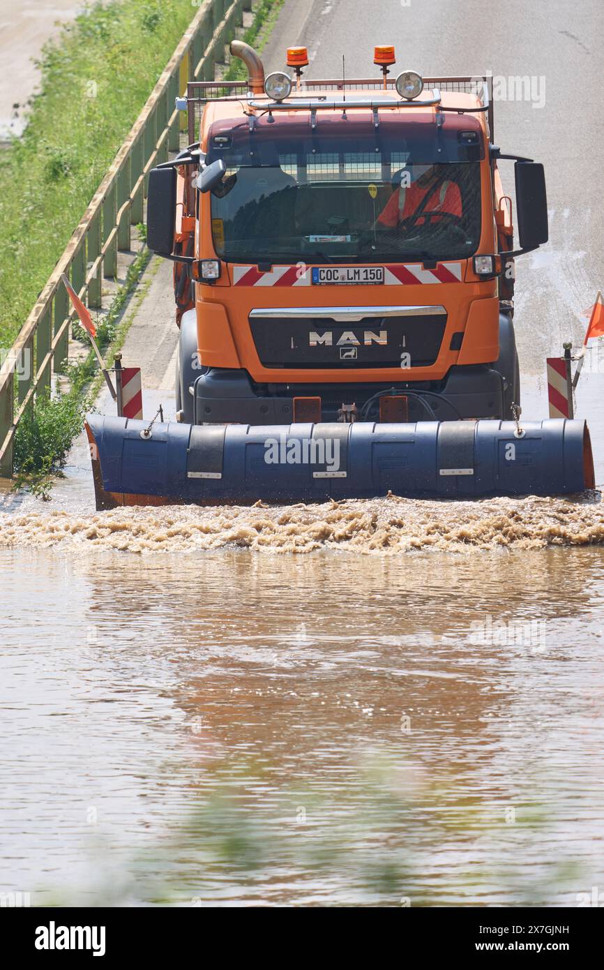 Kobern Gondorf, Germany. 20th May, 2024. A snow plow pushes flood mud ...