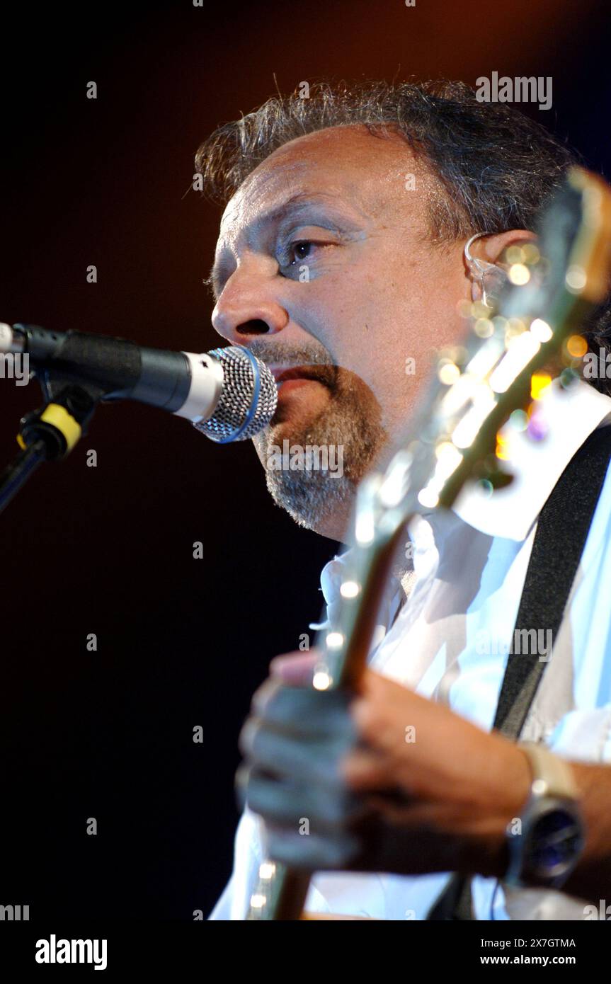 Milan Italy 02/05/2006 : Ivano Fossati,Italian singer,during the live ...