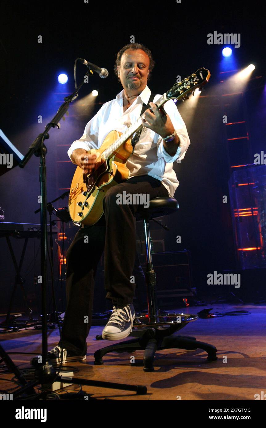 Milan Italy 02/05/2006 : Ivano Fossati,Italian singer,during the live ...