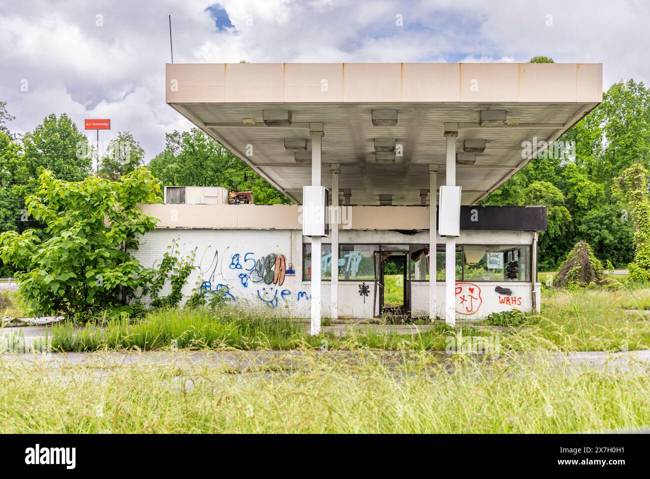an abandoned gas station in eastern tennessee Stock Photo - Alamy