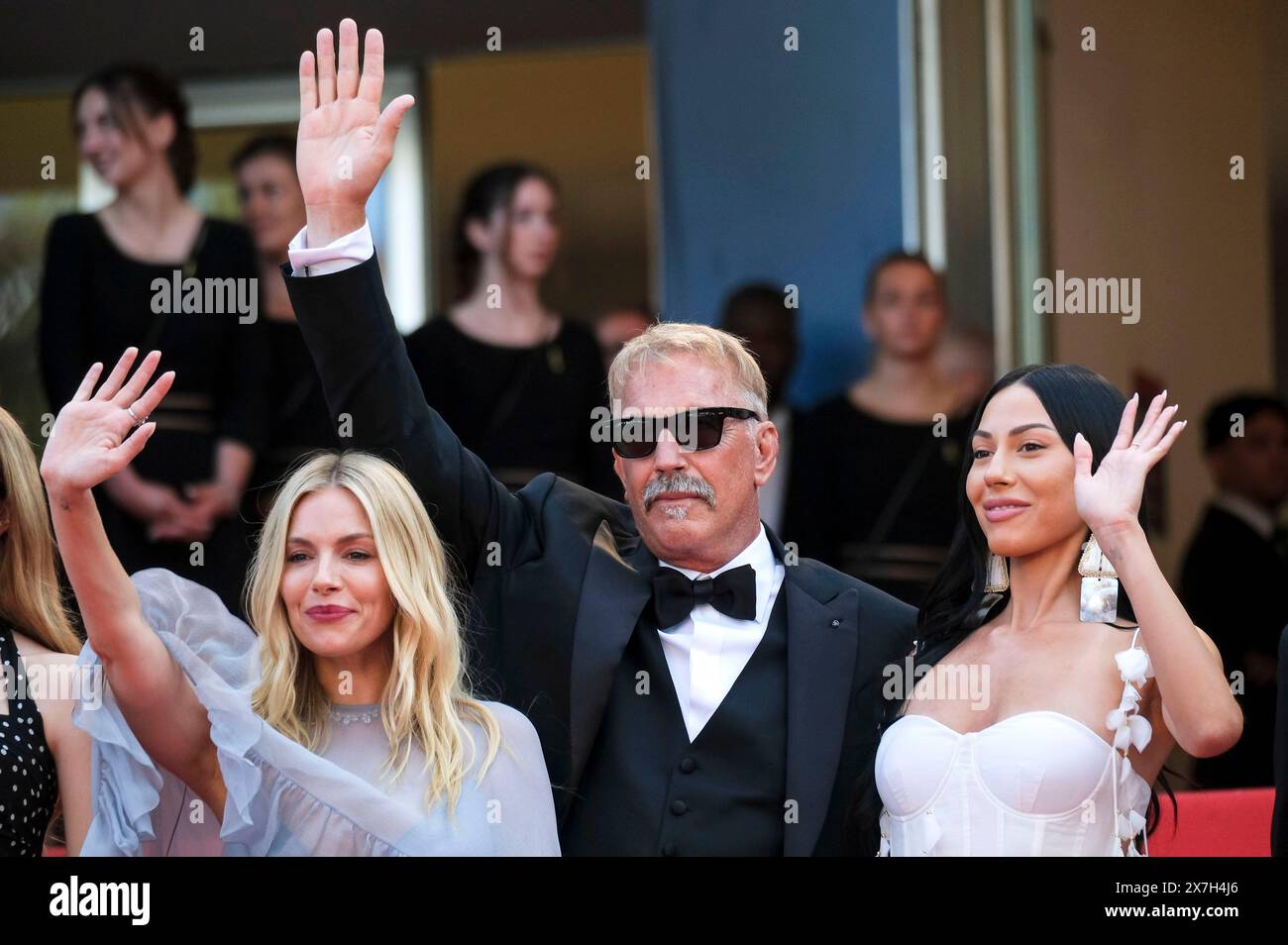 Sienna Miller, Kevin Costner und Wase Chief bei der Premiere des ...