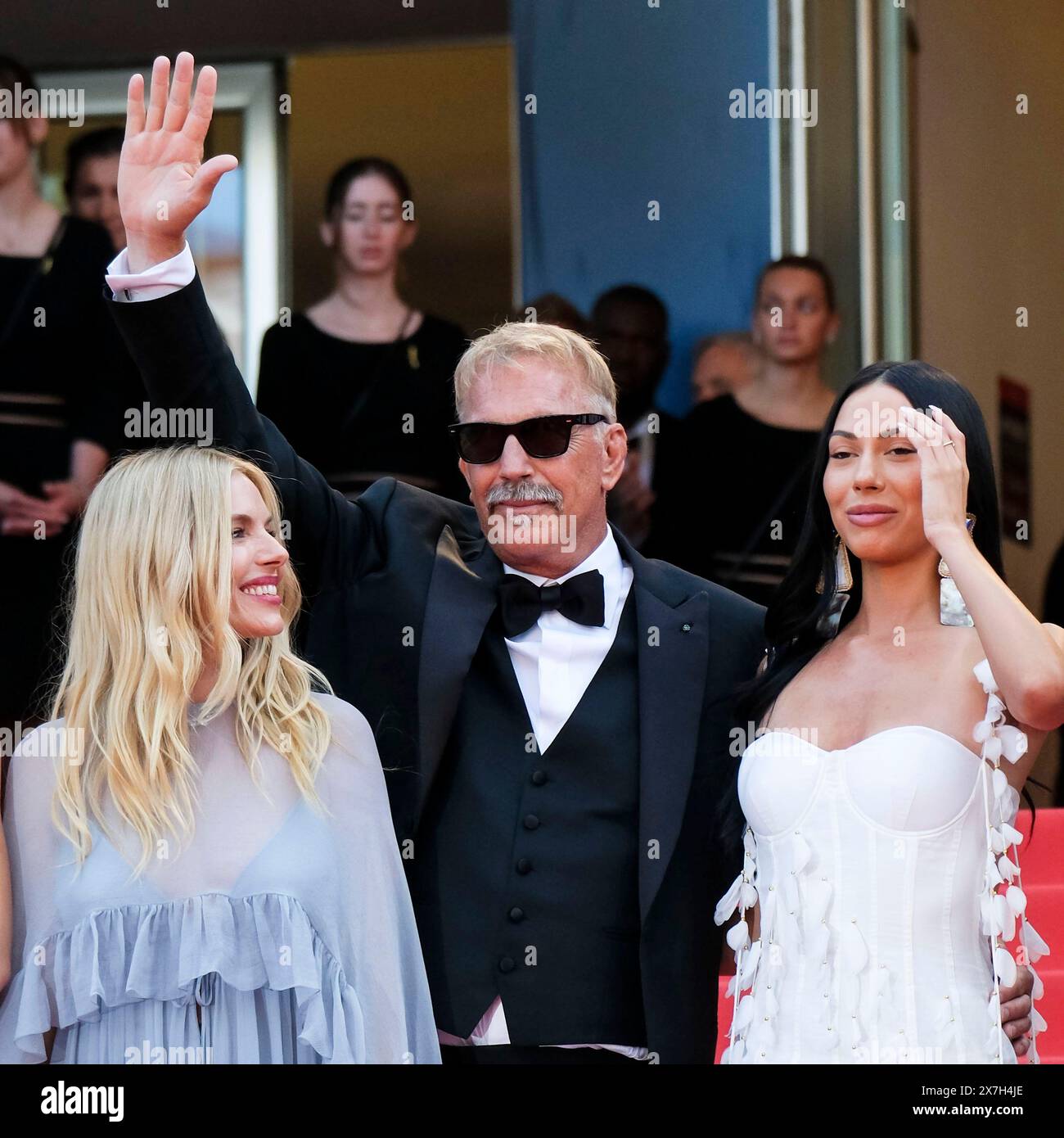 Sienna Miller, Kevin Costner und Wase Chief bei der Premiere des ...