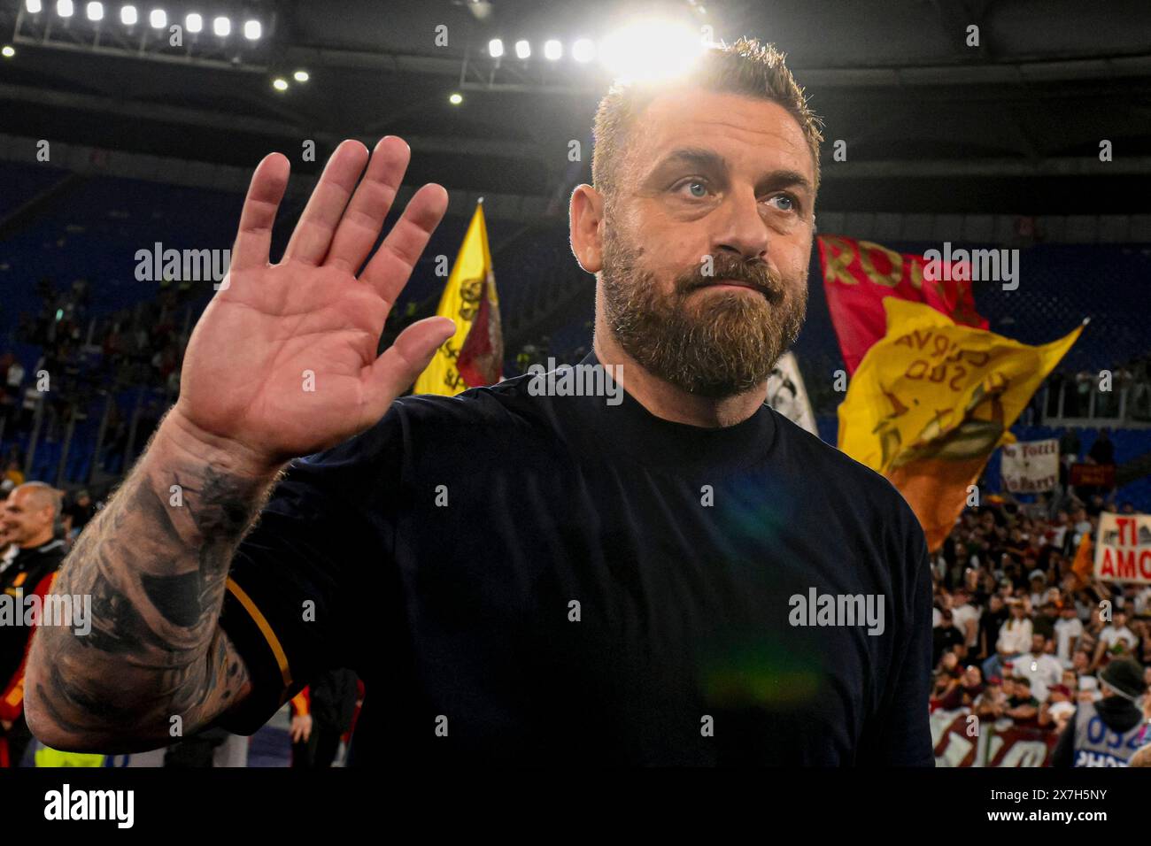 Daniele De Rossi coach of AS Roma waves the fans at the end of the ...