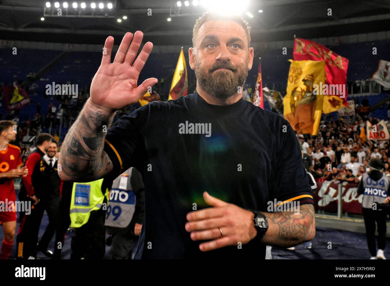 Daniele De Rossi coach of AS Roma waves the fans at the end of the ...