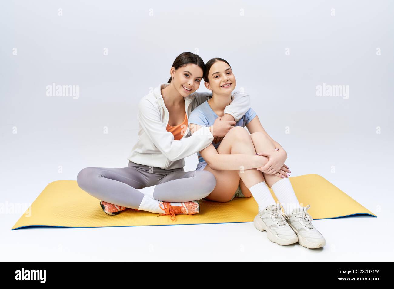 Girls arms around each other hi-res stock photography and images - Alamy