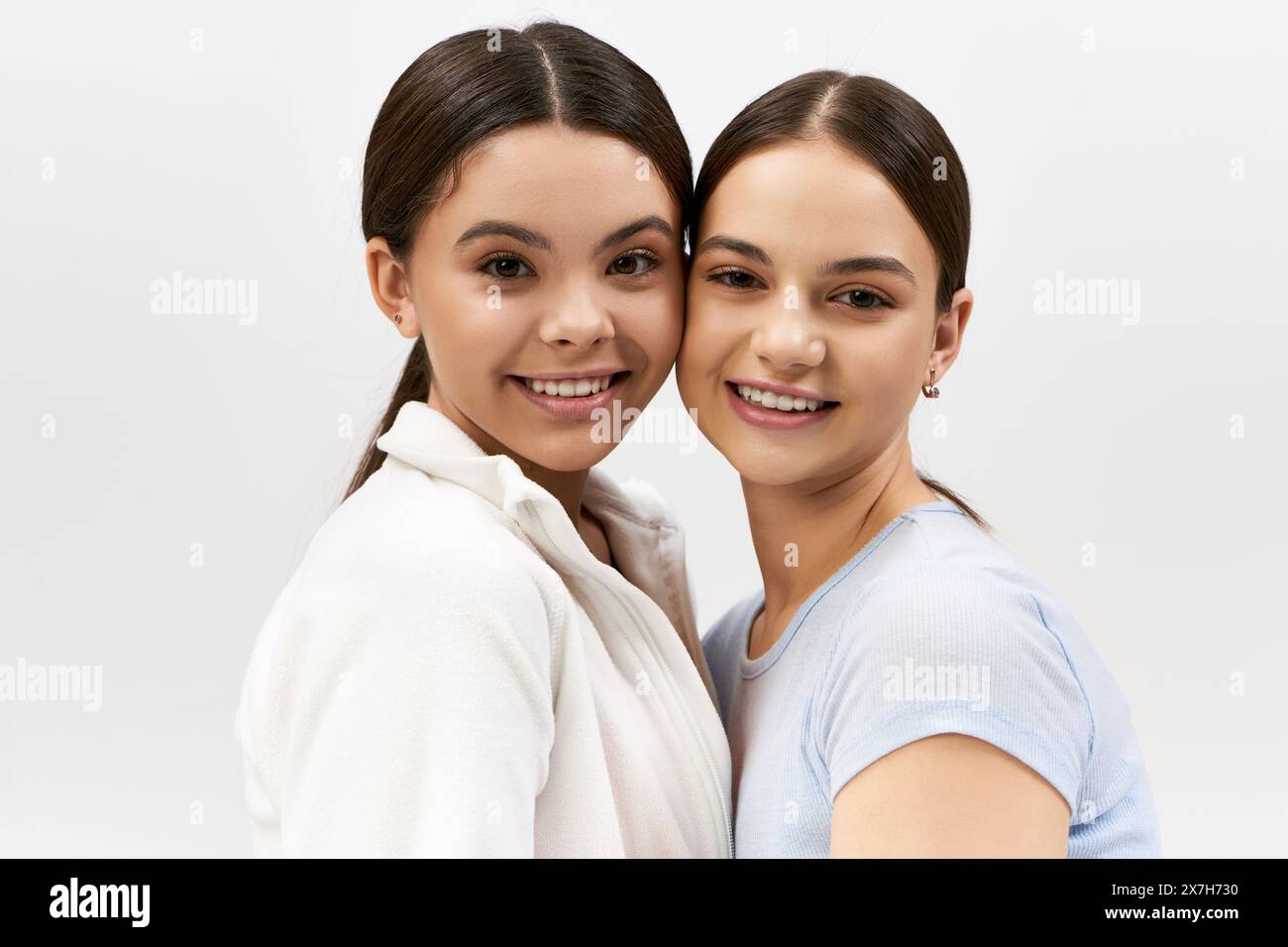 Girls arms around each other hi-res stock photography and images - Alamy