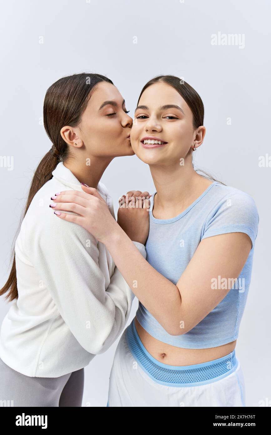 Girls kissing girls hi-res stock photography and images - Alamy