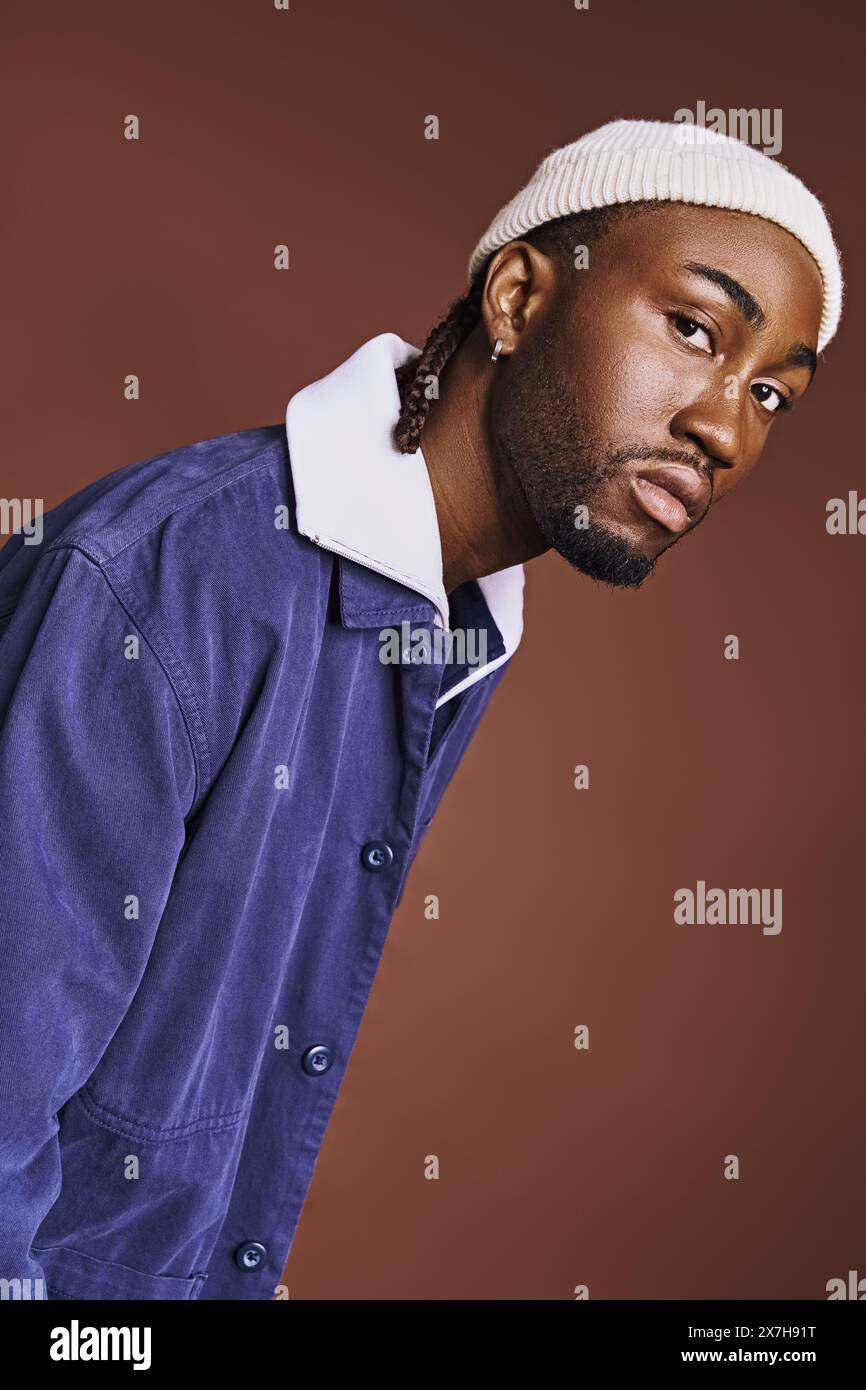 Man in a blue shirt hi-res stock photography and images - Alamy