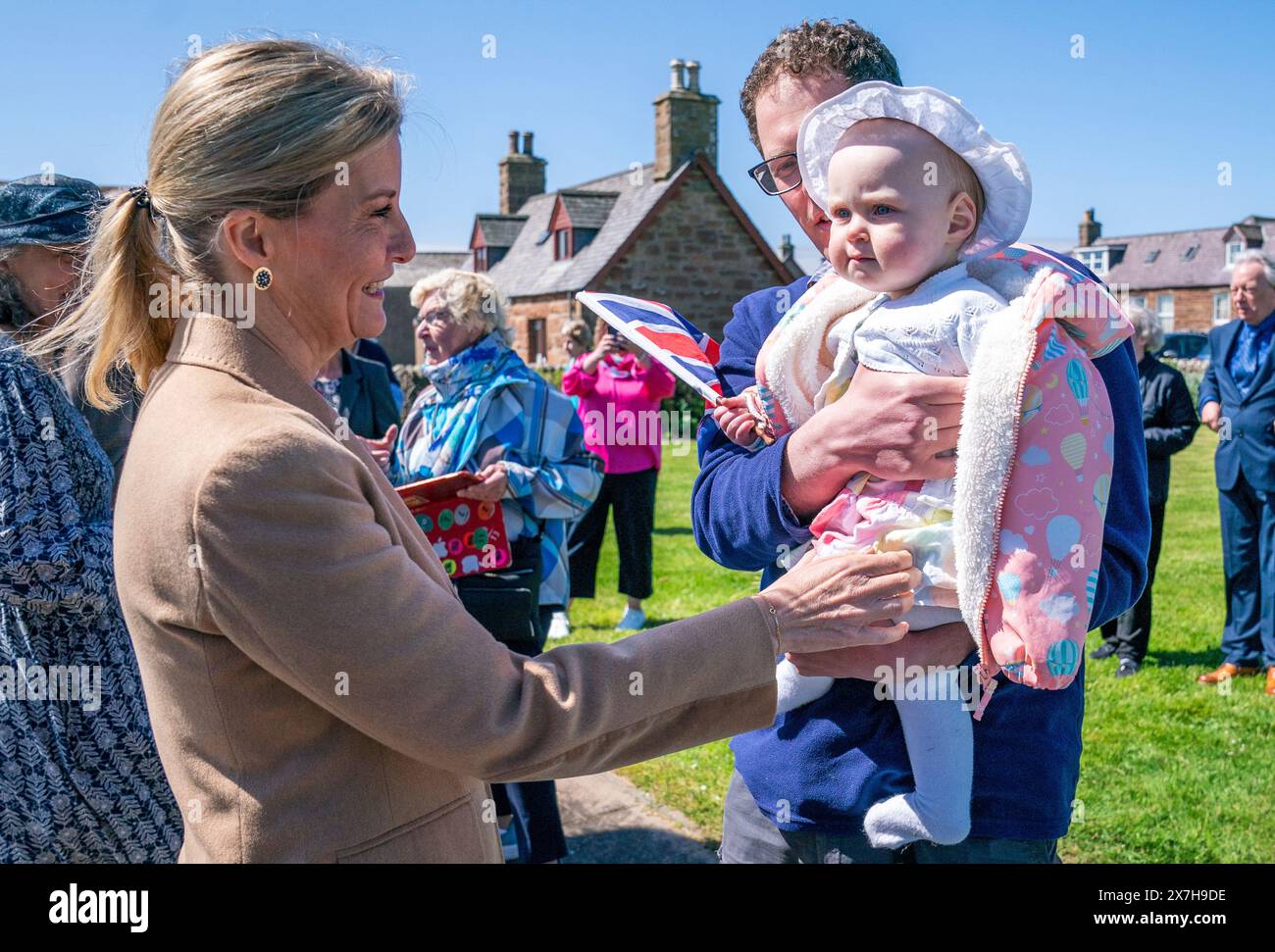 The Duchess of Edinburgh meets 12-month-old Eilanna Tryon by the ...