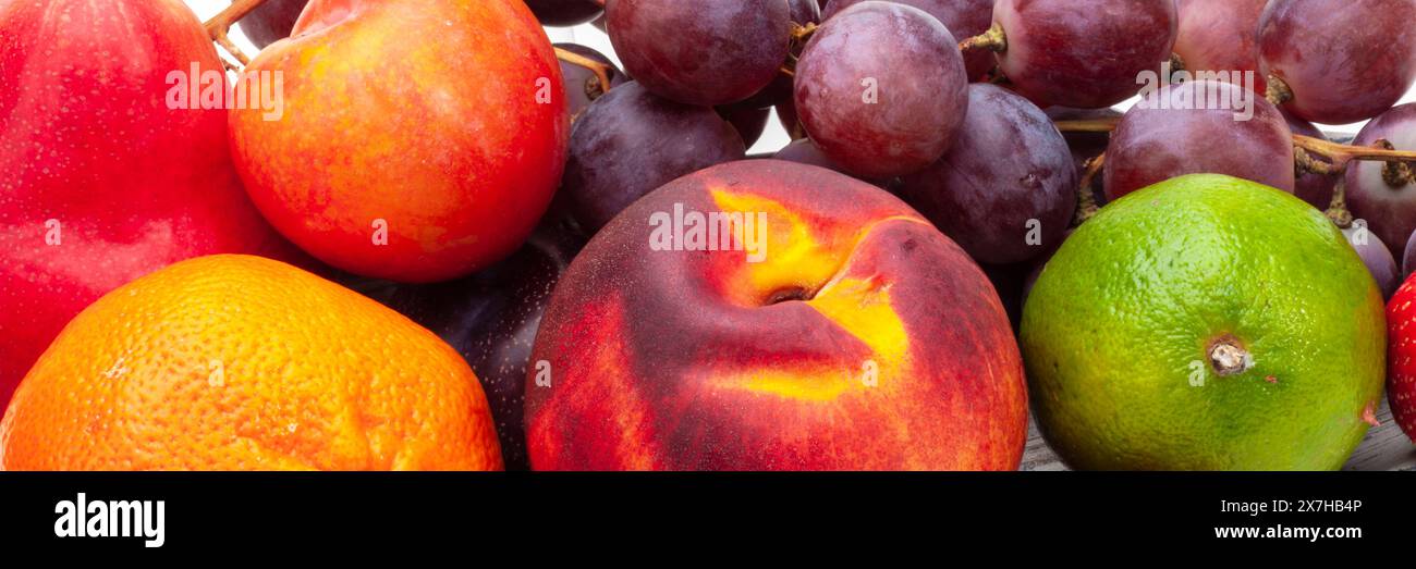 Frisches Obst. Arrangement mit viel vitaminreichem und gesundem Obst ...