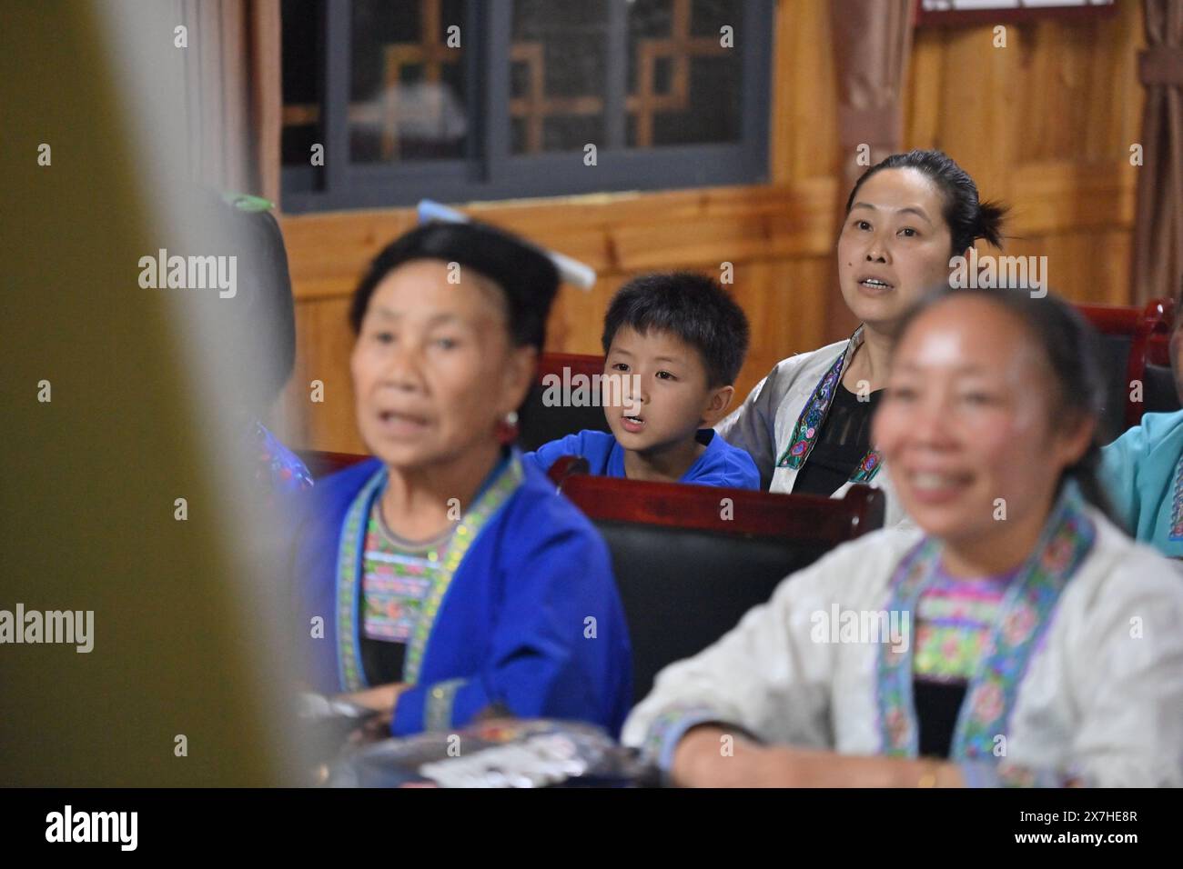 (240520) -- NANNING, May 20, 2024 (Xinhua) -- He Yuqing and her son ...