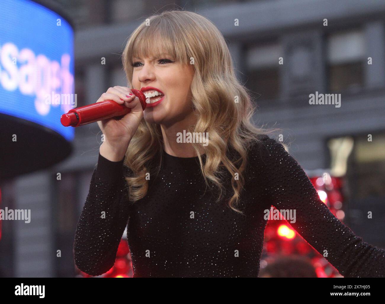 Taylor Swift performing on "Good Morning America" outside the ABC Times ...