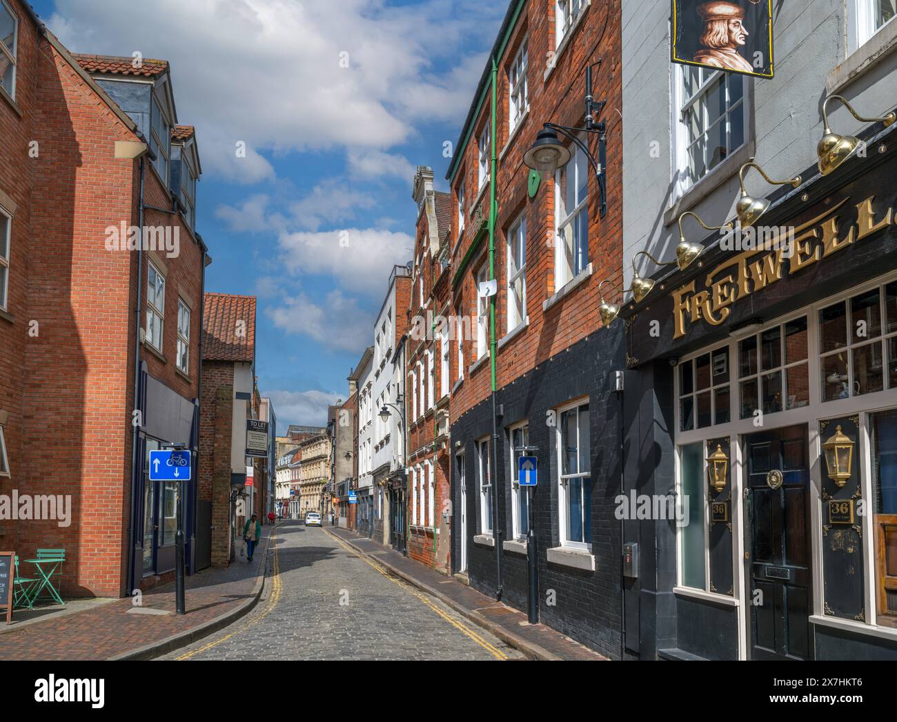 View down Scale Lane in the old town, Kingston upon Hull, Yorkshire ...