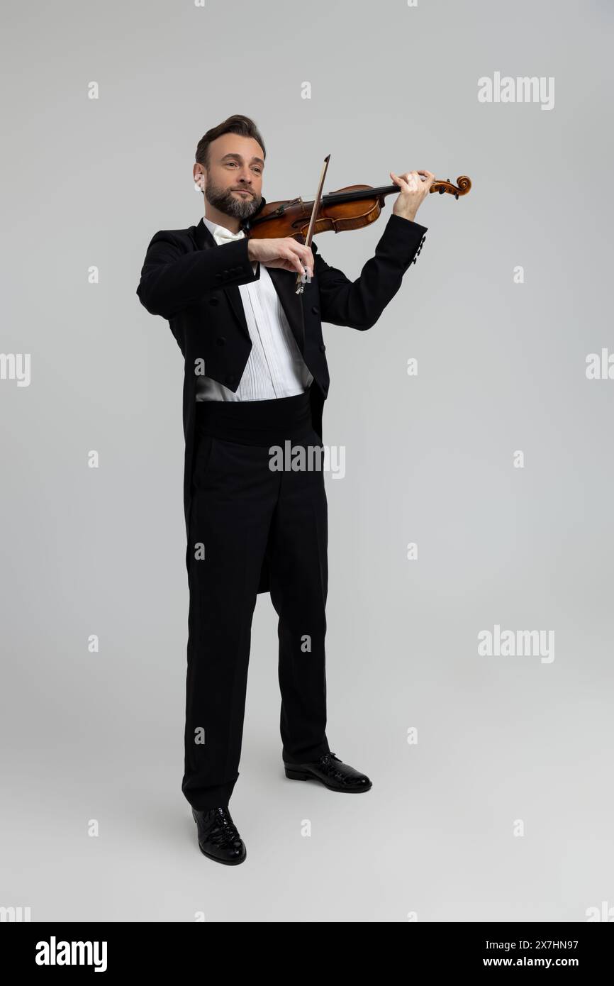 Full portrait violin player hi-res stock photography and images - Alamy