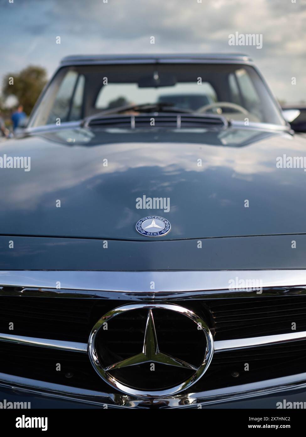 Bonnet detail from a classic Mercedes-Benz 280SL 'Pagoda' Stock Photo ...