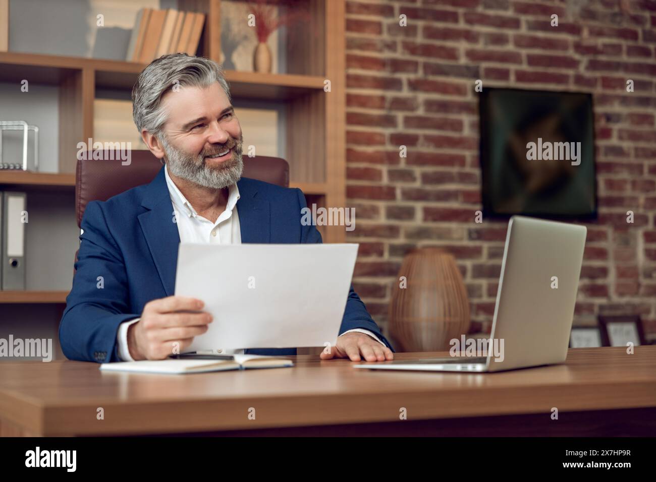 Progressive therapist providing consultation for people with mental ...