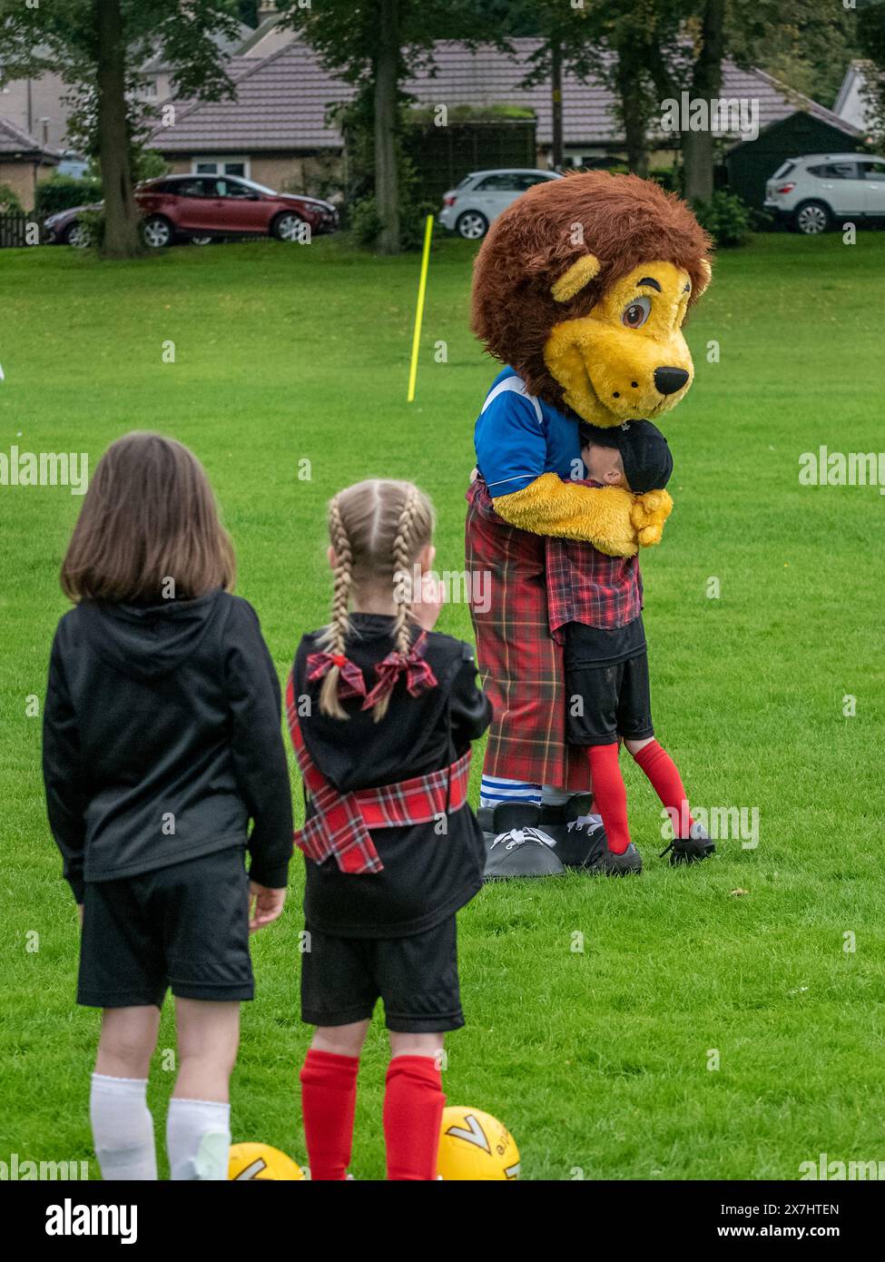 Footballers and children mascots hi-res stock photography and images ...