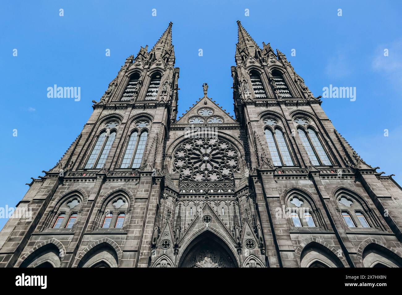Clermont ferrand black cathedral hi-res stock photography and images ...