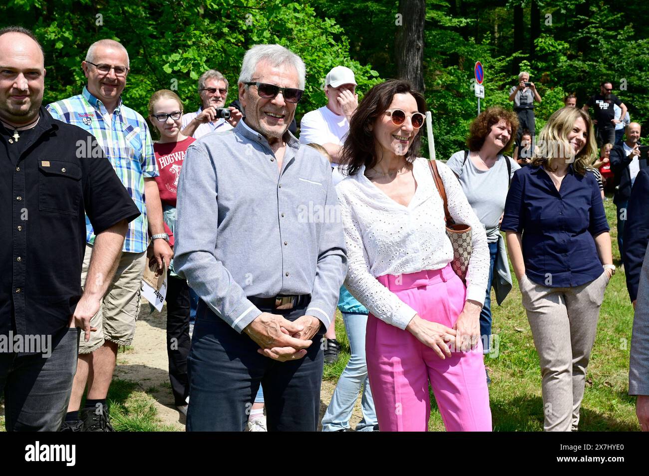 Gojko Mitic mit Freundin Julia bei der offiziellen Einweihung einer ...