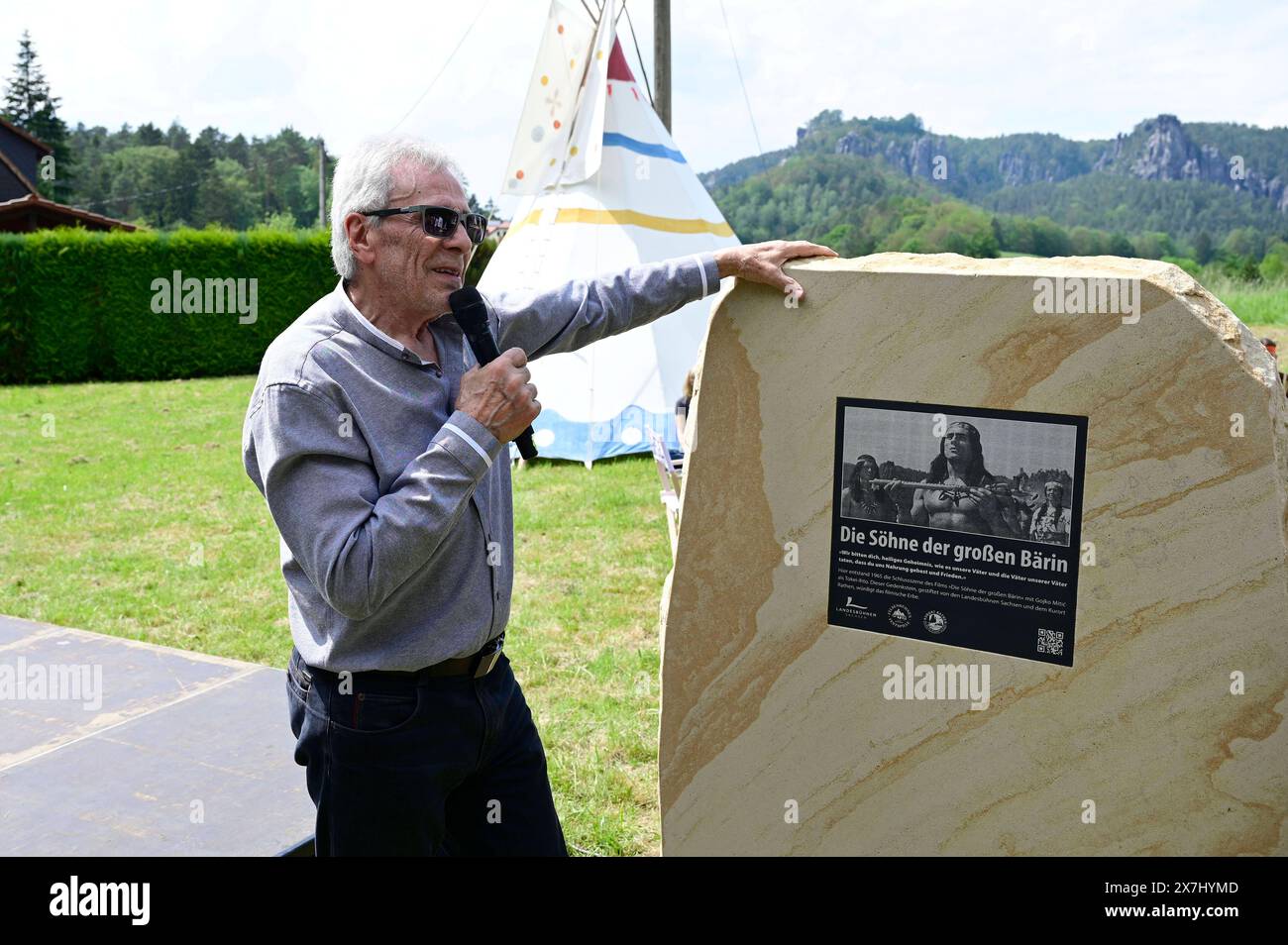 Gojko Mitic bei der offiziellen Einweihung einer Sandstein-Stele in der ...