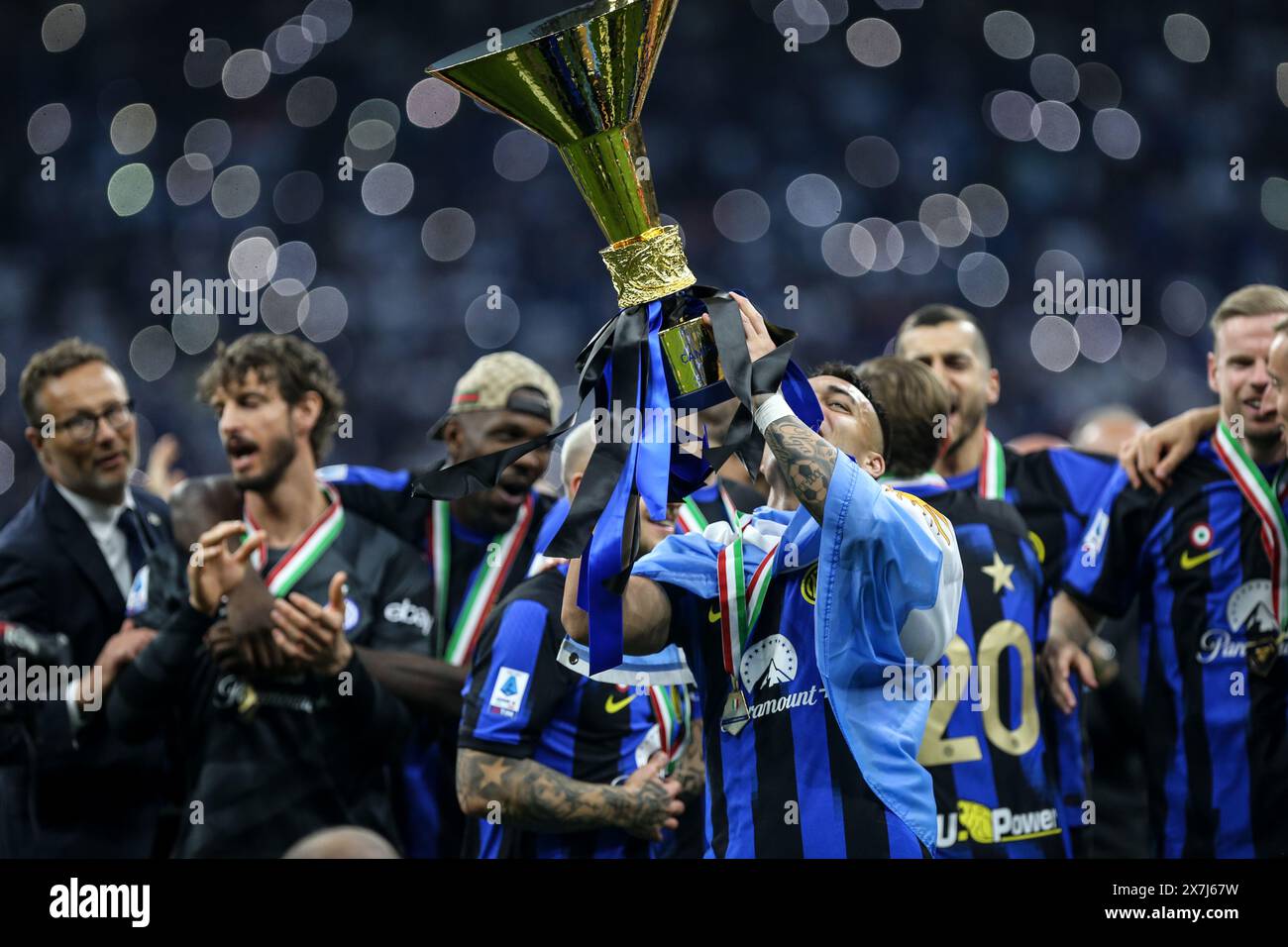 Milan, Italy, 19st May, 2024. Inter players celebrate during the award ...
