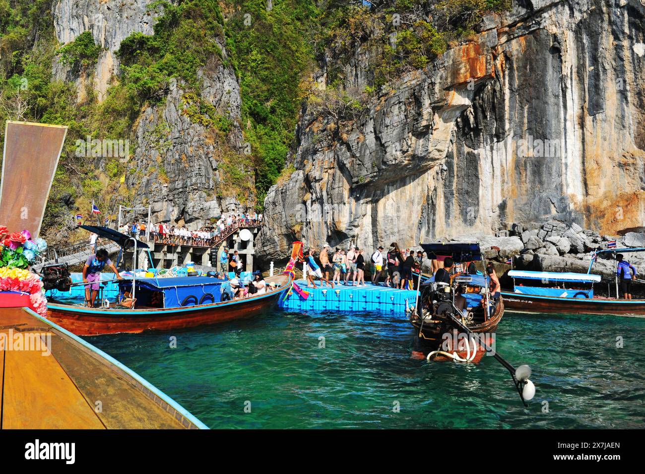 Small cliffs at back of beach hi-res stock photography and images - Alamy