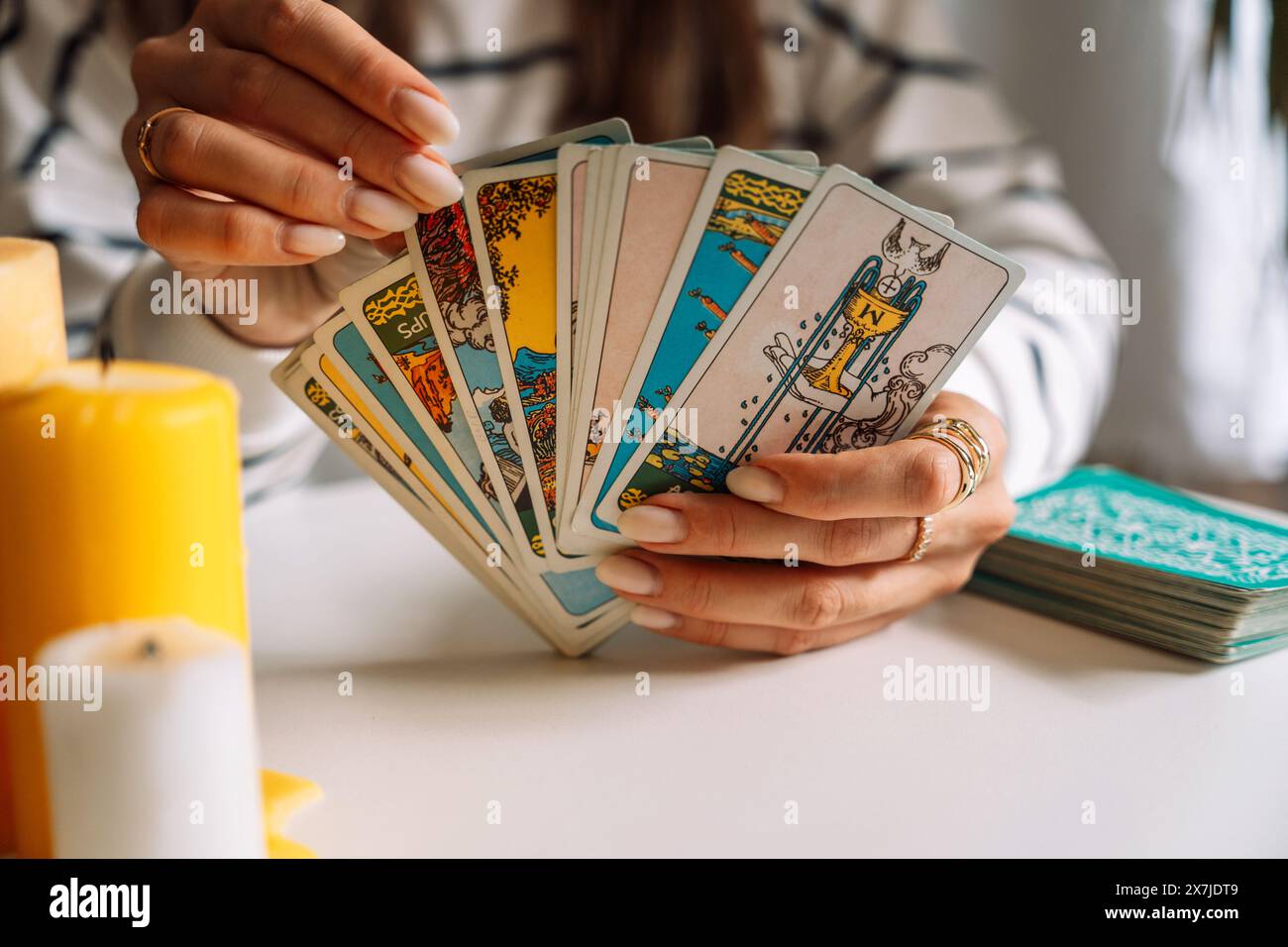 Lady tarot reader pulls a tarot card from the deck Stock Photo - Alamy