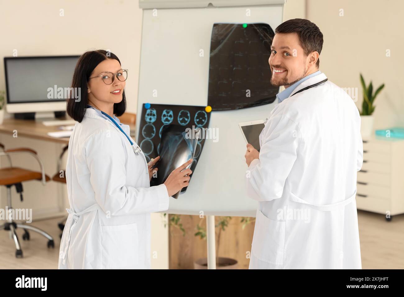 Back view male female doctors hi-res stock photography and images - Alamy