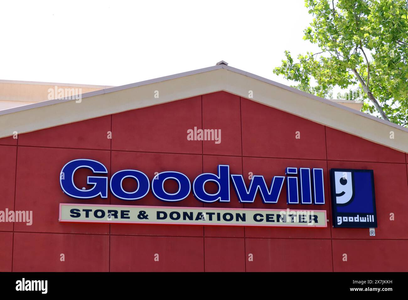 Goodwill store and donation center hi-res stock photography and images ...
