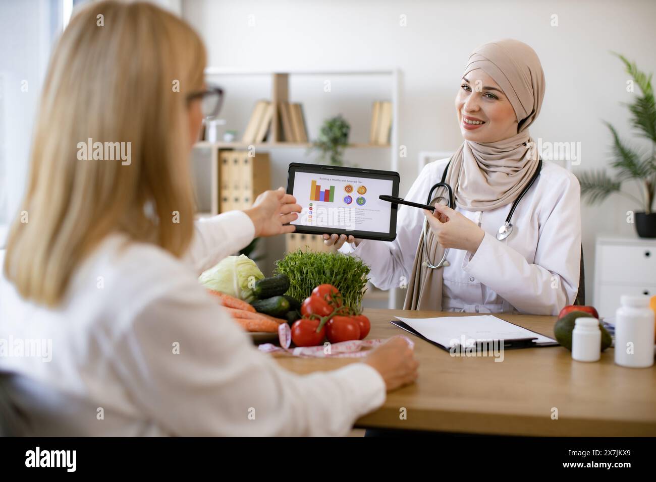 Professional nutritionist tells patient about benefits of healthy diet ...