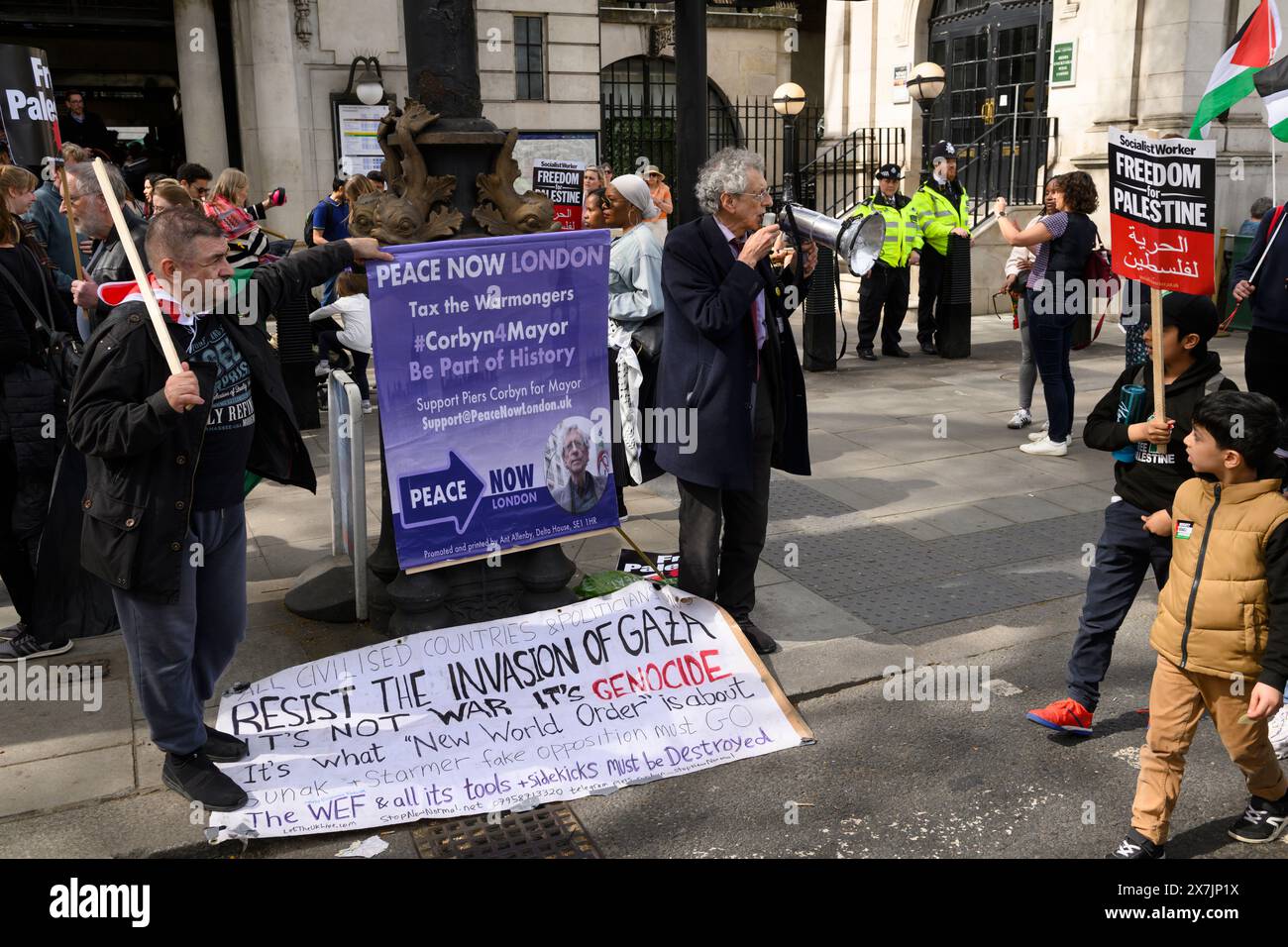 Free palestine placards hi-res stock photography and images - Alamy