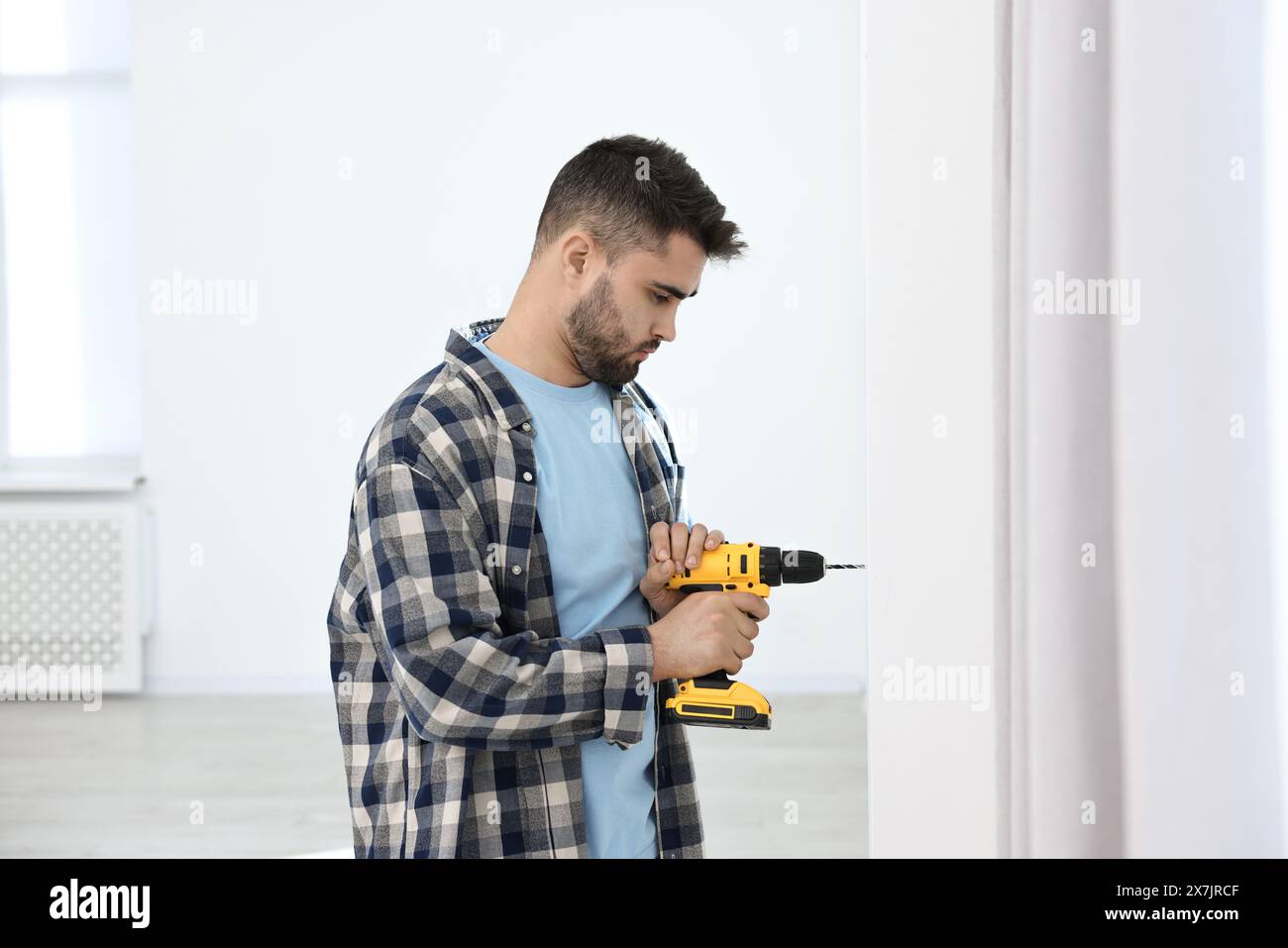 Man working using drill machine hi-res stock photography and images - Alamy