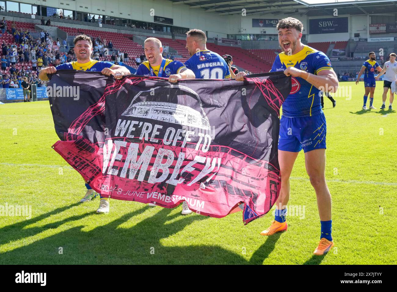 St Helens, UK. 19th May, 2024. Warrington Wolves players celebrate ...