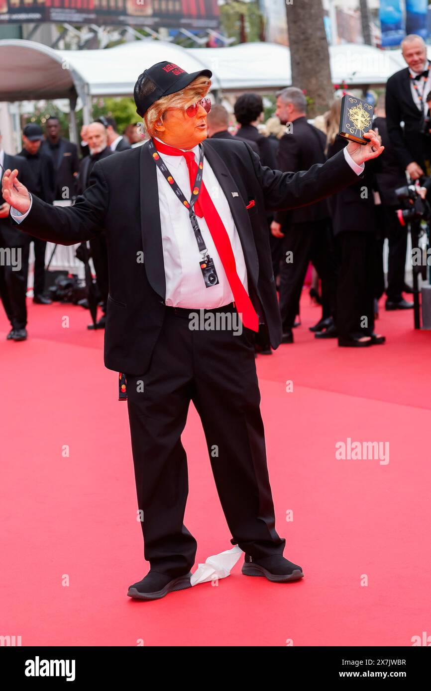 A Donald Trump impersonator poses at the premiere of 'The Apprentice ...