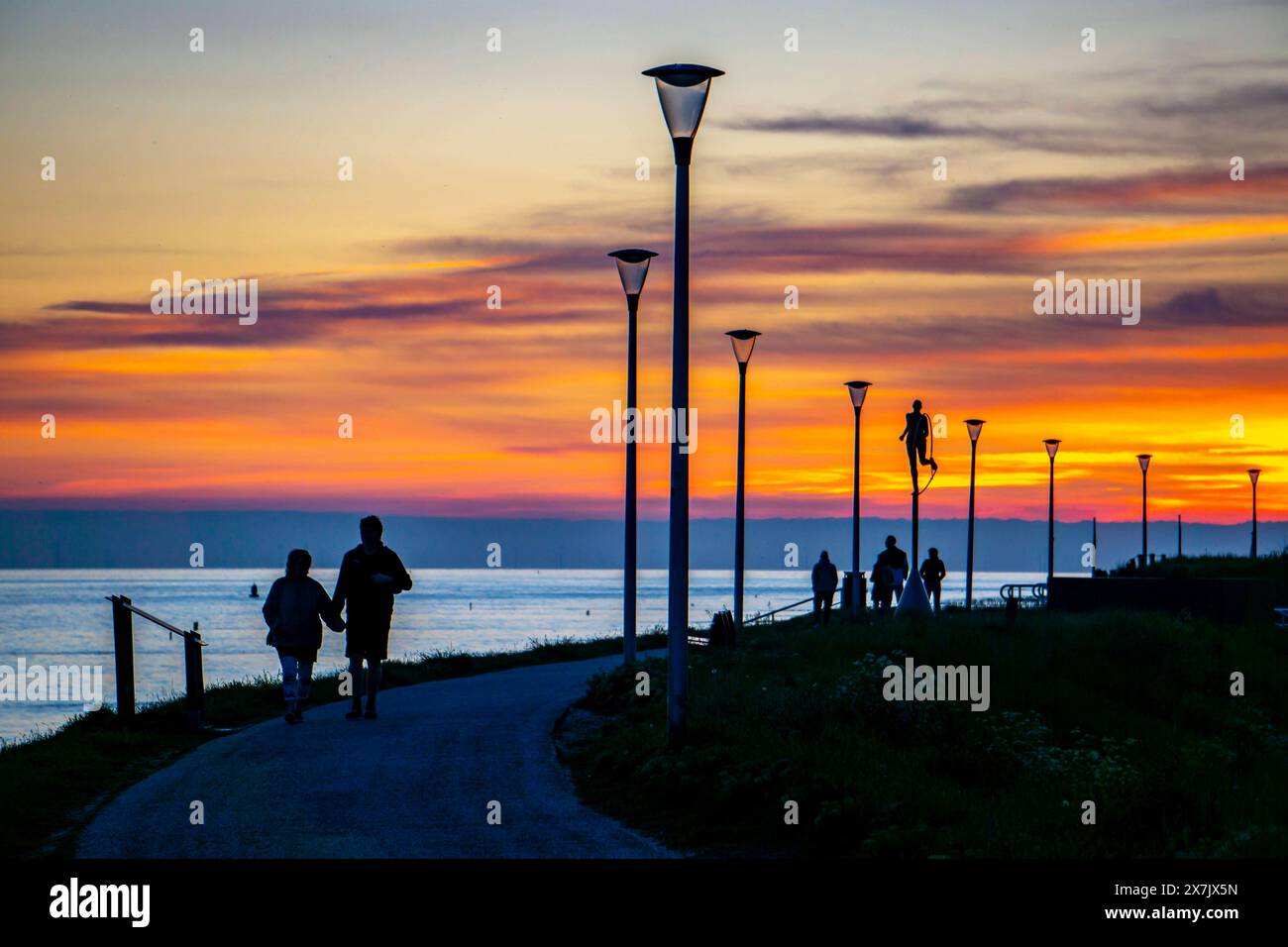 Sonnenuntergang am Strand von Zoutelande, Menschen auf dem Deich ...