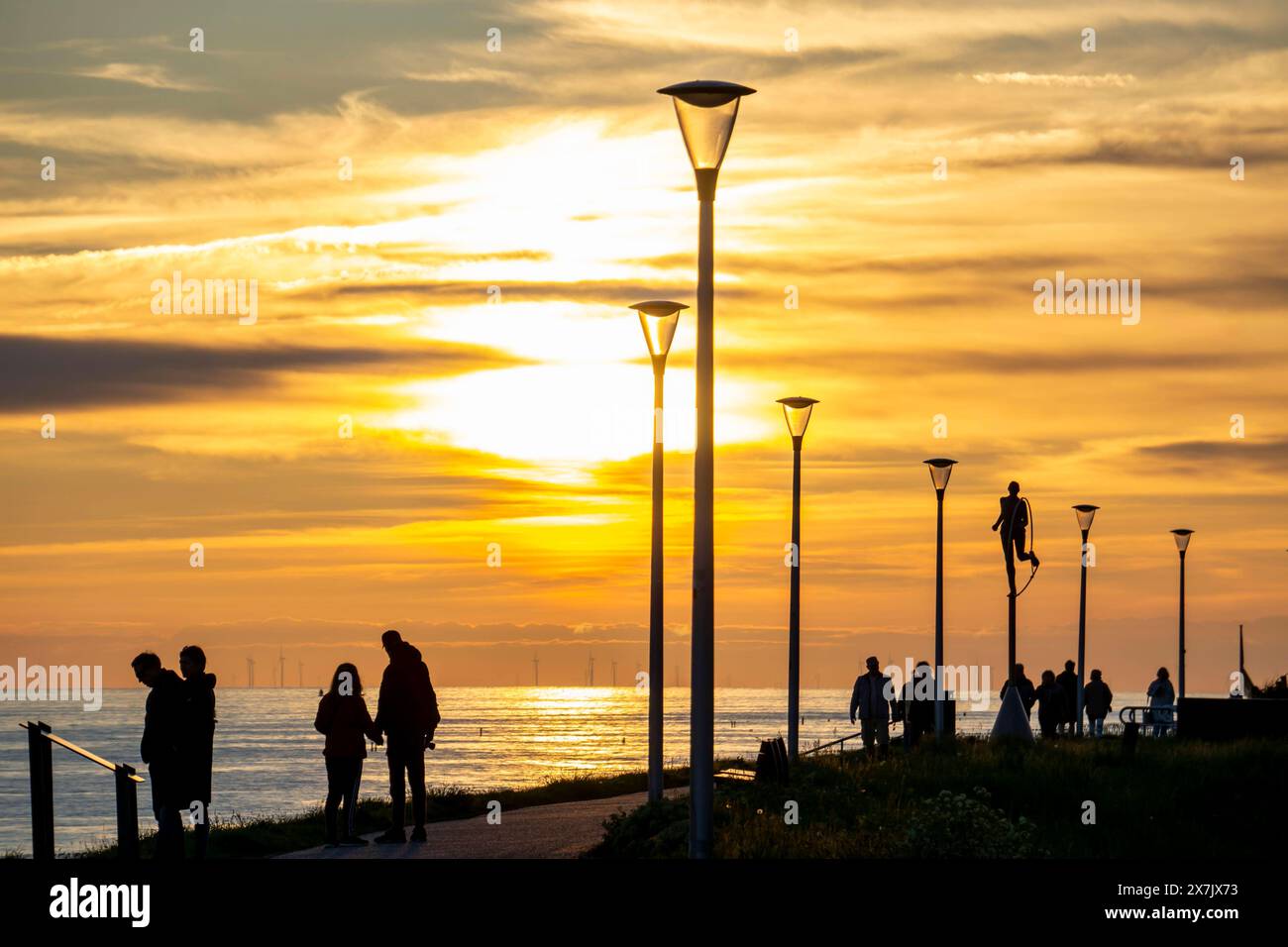 Sonnenuntergang am Strand von Zoutelande, Menschen auf dem Deich ...