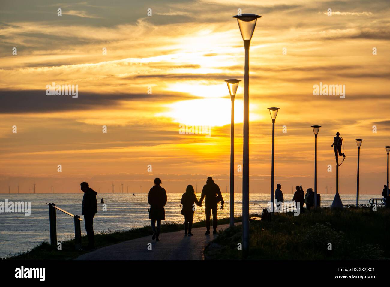 Sonnenuntergang am Strand von Zoutelande, Menschen auf dem Deich ...